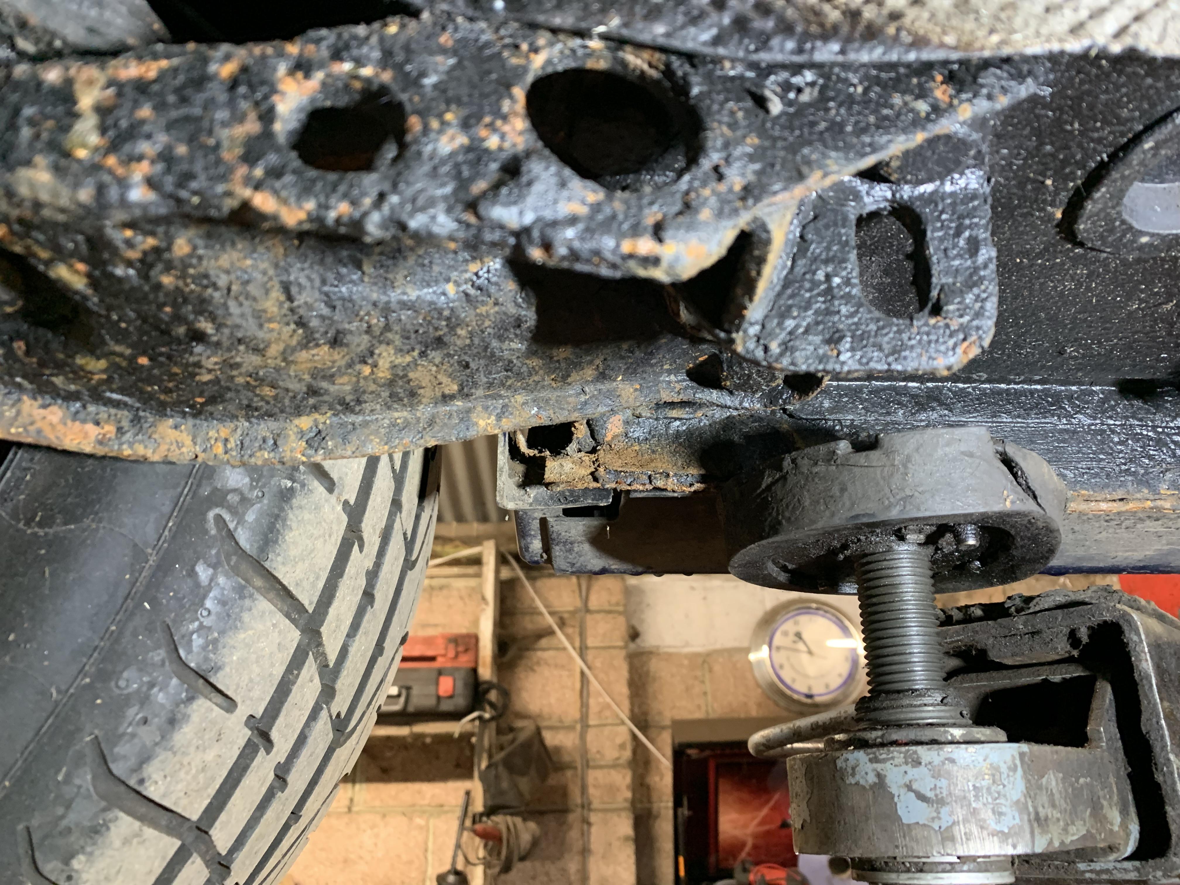 XK8 rear subframe bracket rot - XK8 / XKR ( X100) 1996 - 2006 - Jaguar ...